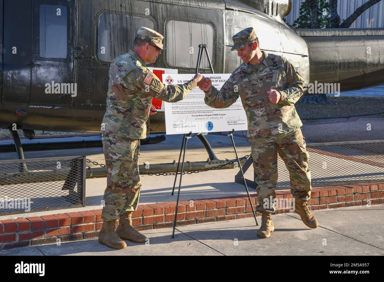 Der 32D. Medical Brigade Commander, Oberst Marc Welde und Commander ...