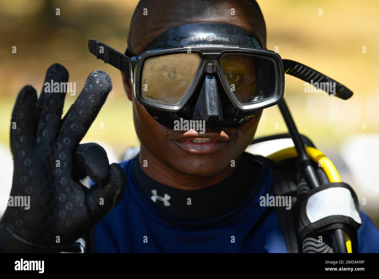 MOMBASA, Kenia (16. Februar 2022) Kenianischer Taucher Anthony Macharia ...