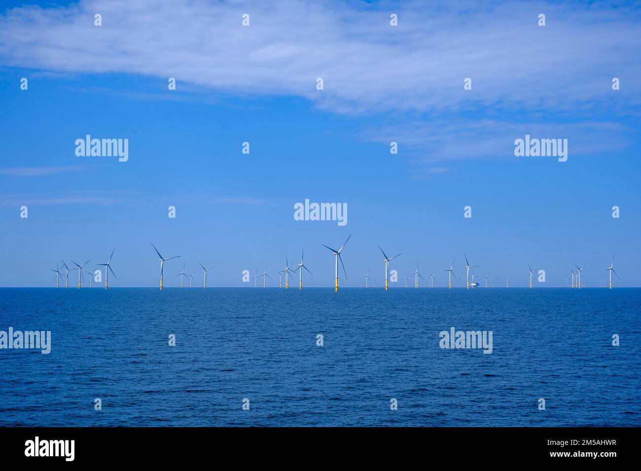 Großer Offshore-Windpark in der Ostsee zwischen Rügen, Deutschland, und ...