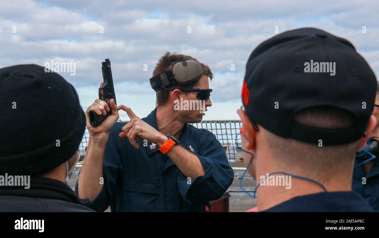 ATLANTIK (16. Februar 2022) Gunner's Mate 1. Klasse James Williamson ...