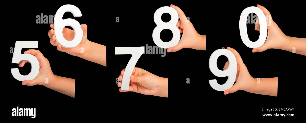 Kinderhände halten Zahlen. Ein Satz weißer Zahlen in der Hand auf ...