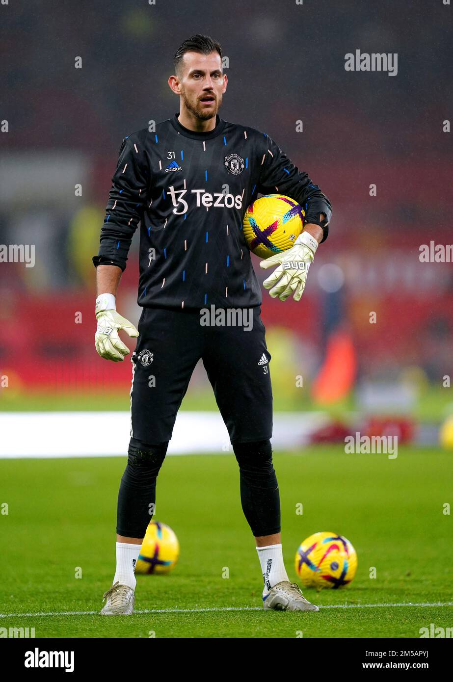 Der Torwart Martin Dubravka von Manchester United wärmt sich vor dem ...