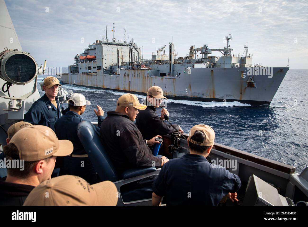 SÜDCHINESISCHES MEER (18. Februar 2022) Cmdr. Jermaine Brooms, Center ...
