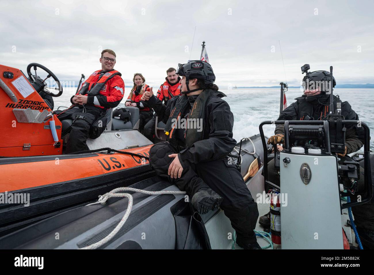 Mitglieder der Royal Canadian Navy von HMCS Yellowknife führen RHIB ...