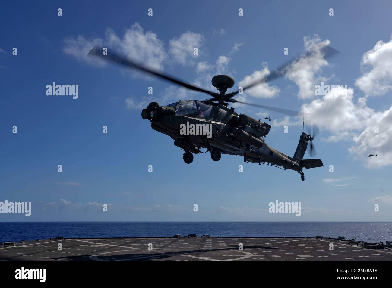 PACIFIC OCEAN (18. Februar 2022) ein Armeeanbieter AH-64 Apache Longbow ...