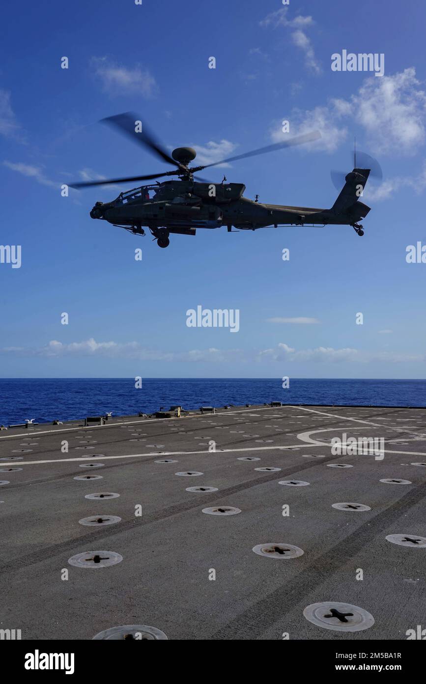 PACIFIC OCEAN (18. Februar 2022) ein Armeefahrzeug AH-64 Apache Longbow ...