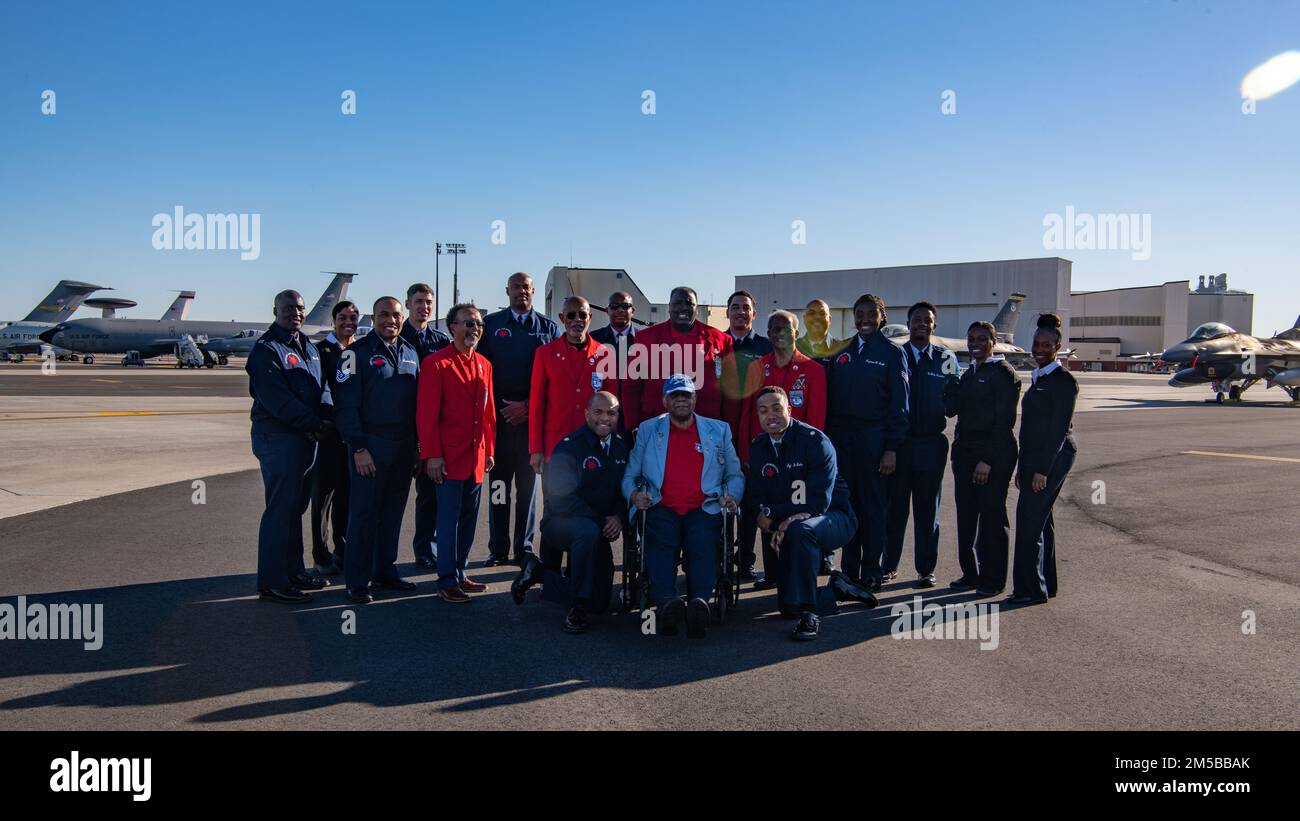 Die Flugbesatzung des Airlift Wing's 2. Annual African American ...