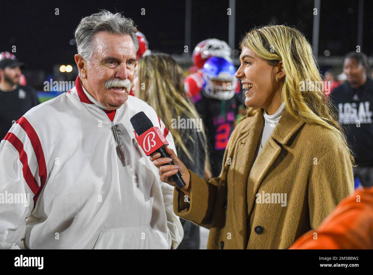 Mater Dei Monarchs Cheftrainer Bruce Rollinson wird von Bally Sports ...