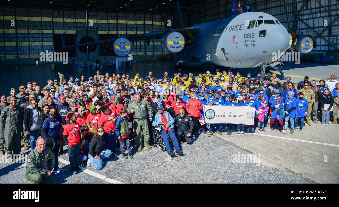 Teilnehmer des Accelerating the Legacy Showcase versammeln sich um Dr ...