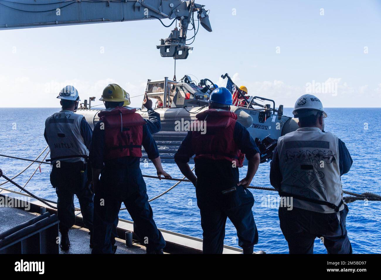 220218-N-VQ947-1143 PAZIFIK (18. Februar 2022) – Matrosen Bergen ein ...