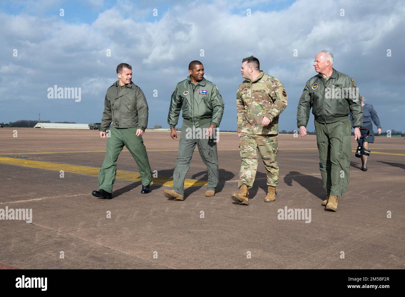 USA Generalmajor der Luftwaffe Randall Reed, Mitte links, Dritter ...