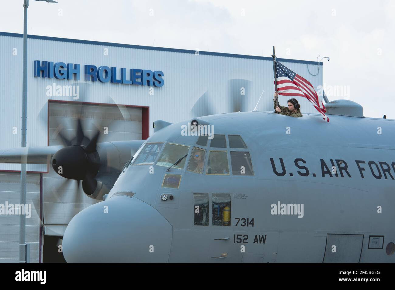 Mitglieder des 152. Airlift Wing, Nevada Air National Guard, kehren ...