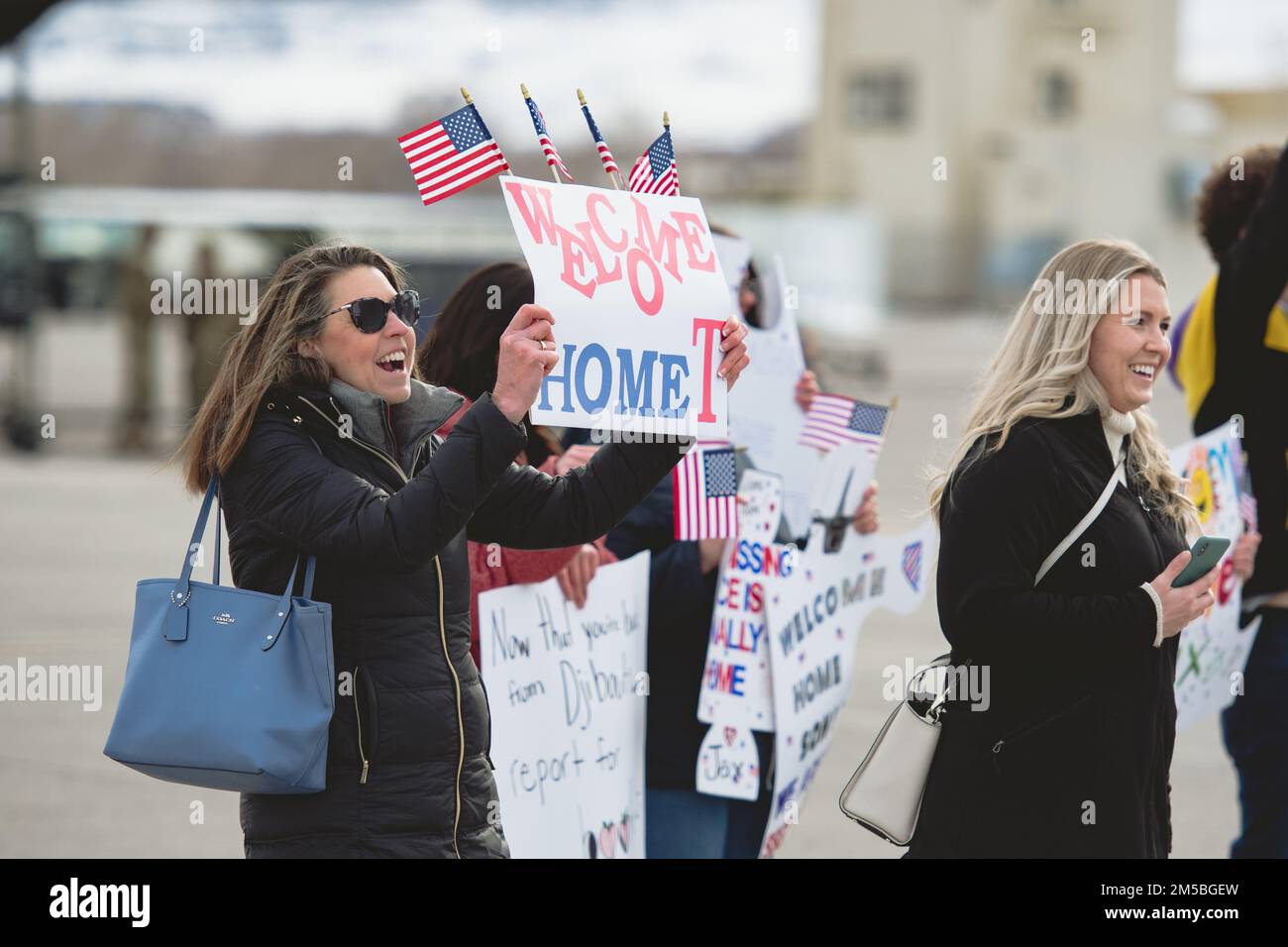 Mitglieder des 152. Airlift Wing, Nevada Air National Guard, kehren ...