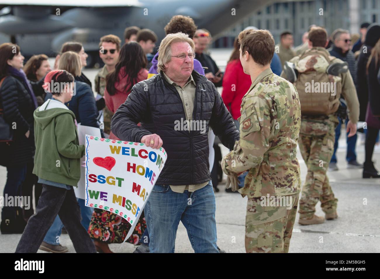 Mitglieder des 152. Airlift Wing, Nevada Air National Guard, kehren ...