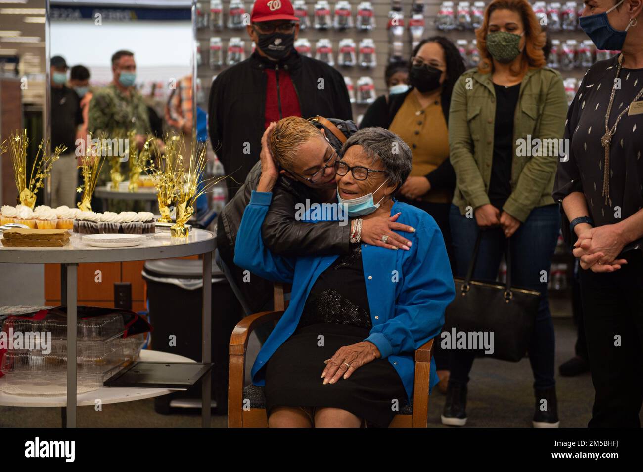 230222-N-MY760-1004 (NORFOLK, VA) Freunde und Familie von Frau Inell ...