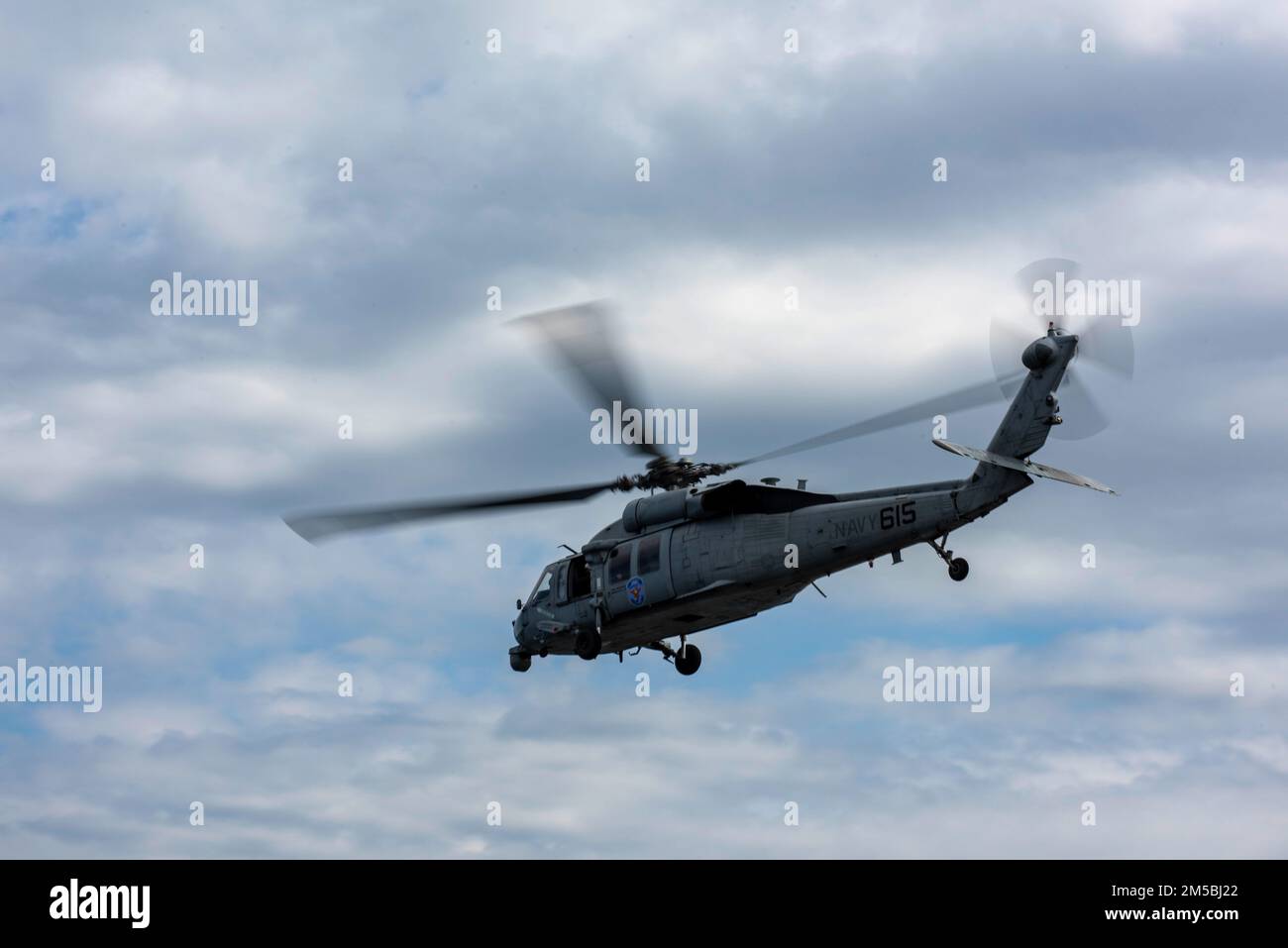 YOKOSUKA, Japan (23. Februar 2022) — Ein CH-60 Seahawk Fleet Combat ...