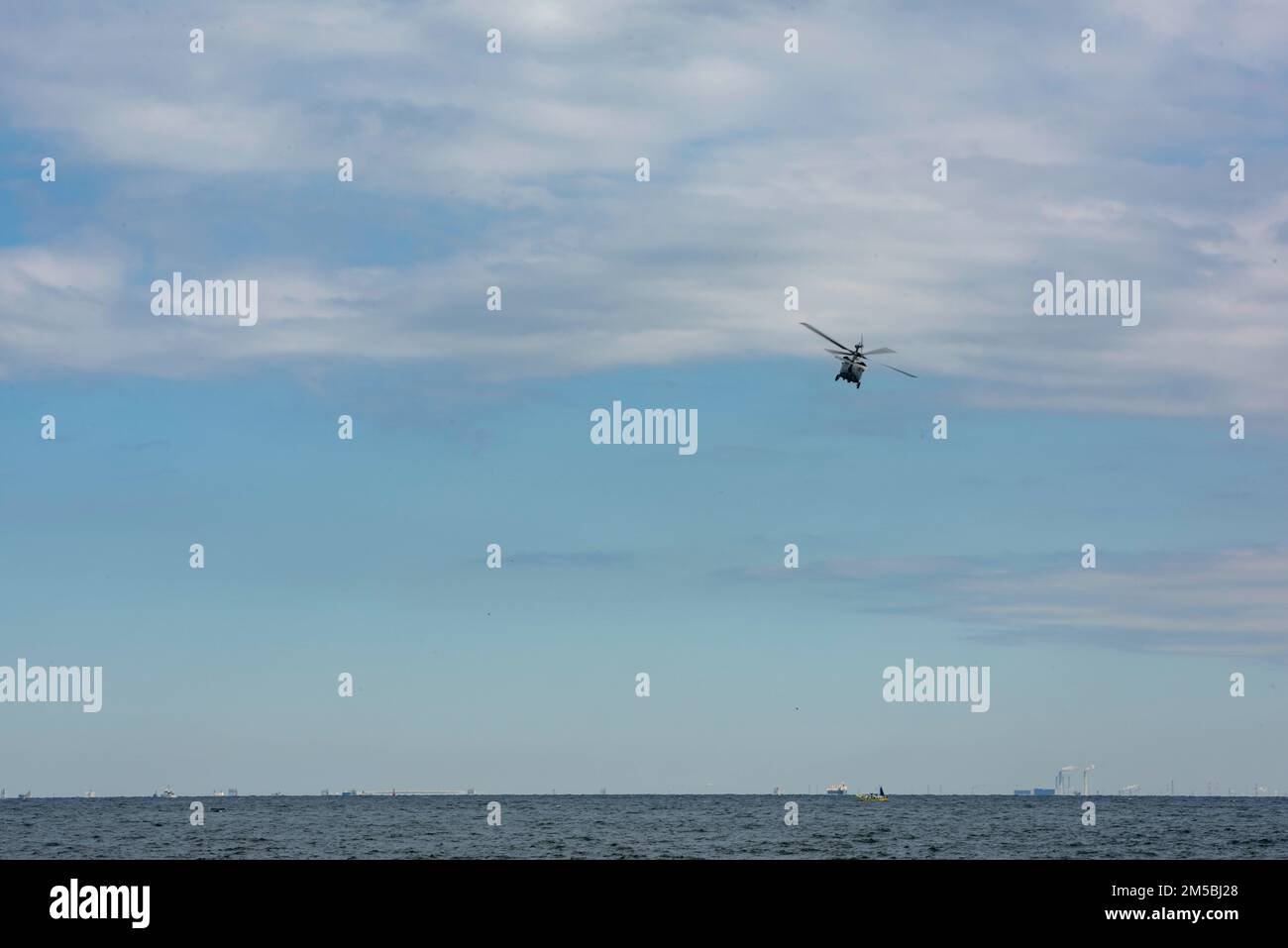 YOKOSUKA, Japan (23. Februar 2022) — Ein CH-60 Seahawk Fleet Combat ...