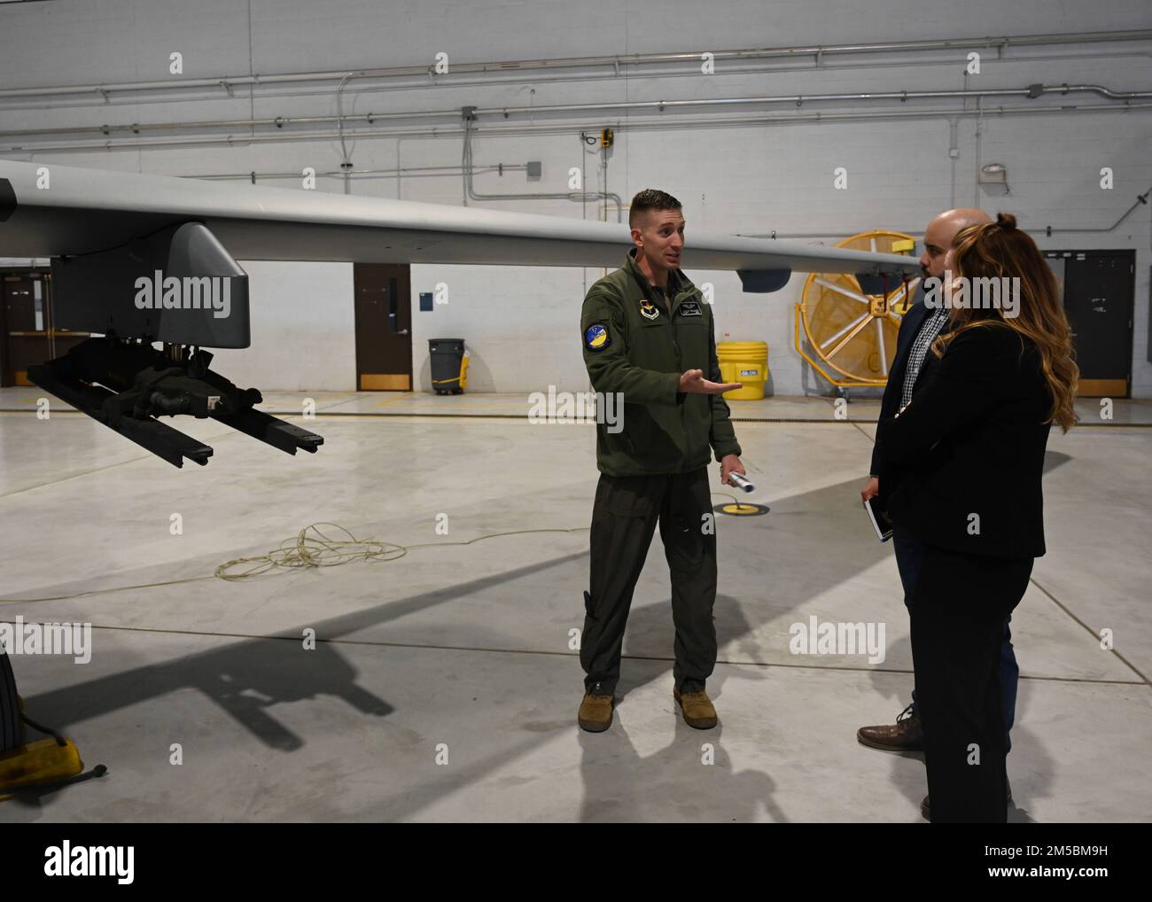 (Von links nach rechts) Captain Justin Williams, 6. Angriffsschwadron ...