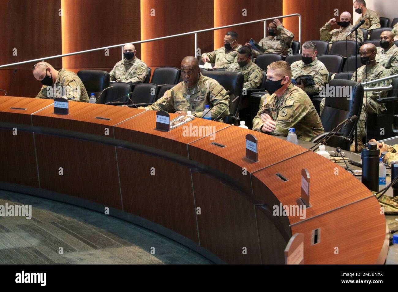 Die leitenden, nicht kommissionierten Offiziere des Kommandos Theater ...