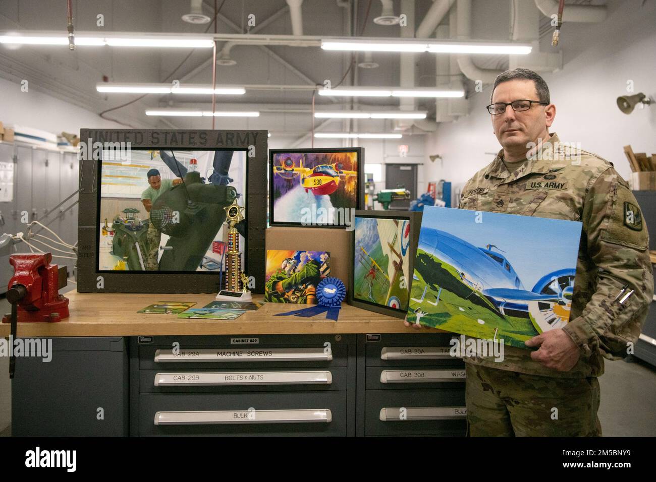 USA Army Staff Sergeant Stephen Foster stellt seine vielen Gemälde im ...