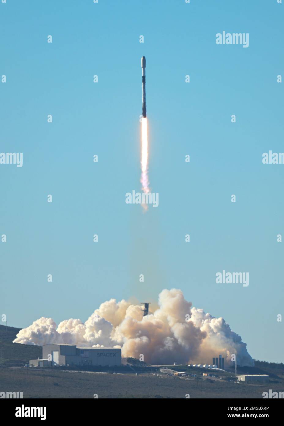 SpaceX Falcon 9 Booster, der 50 Starlink-Satelliten enthält, startete ...