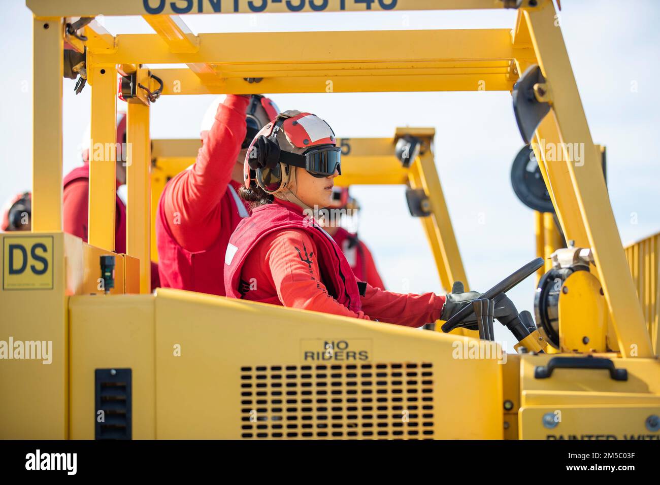 220225-N-CZ759-1080 PAZIFIK (25. Februar 2022) – Aviation Ordnanceman 2 ...