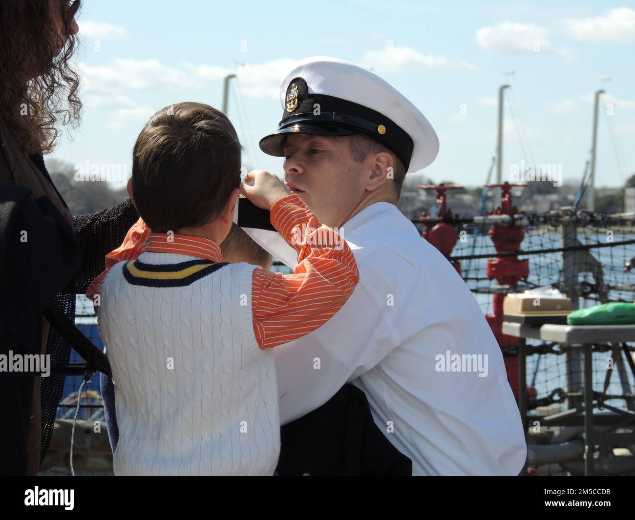 OSCS Chris Harold, der der USS John C. Stennis (CVN-74) zugewiesen ist ...