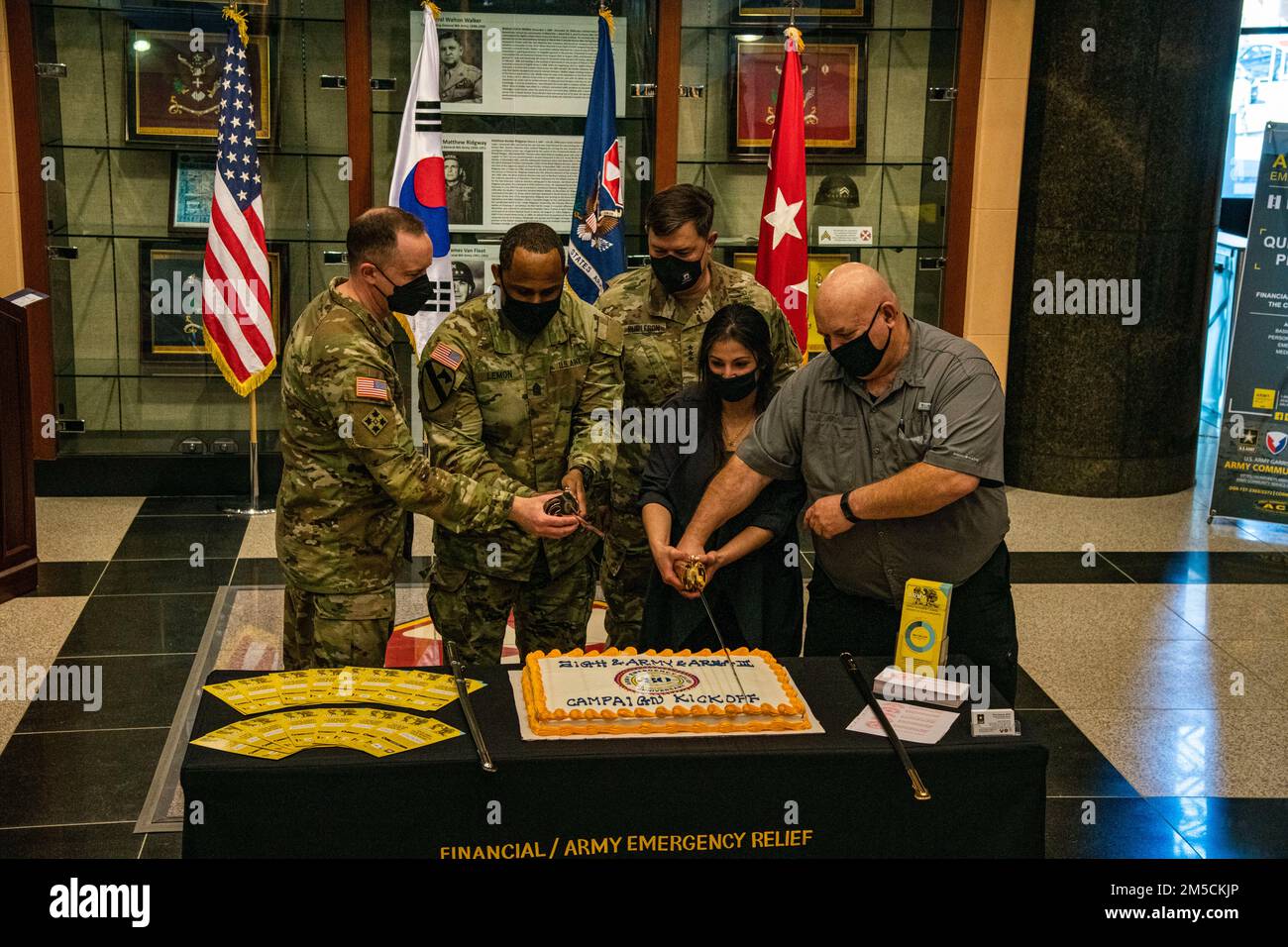 Colonel Seth Graves, Commander der USA Army Garrison Humphreys (links ...