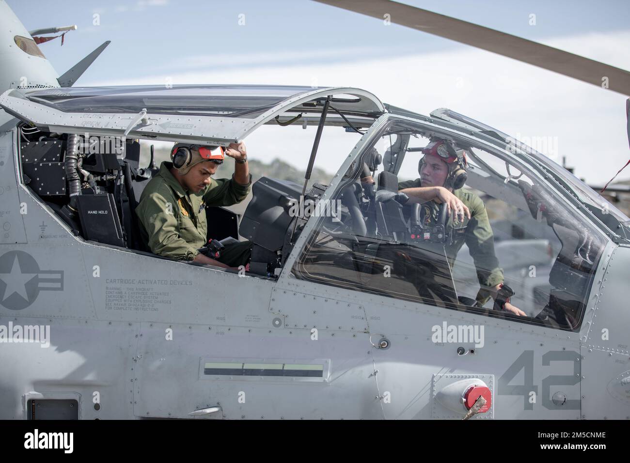 USA Marinekorps Lance CPL. Dominic Estrada, links. Und Lance CPL ...