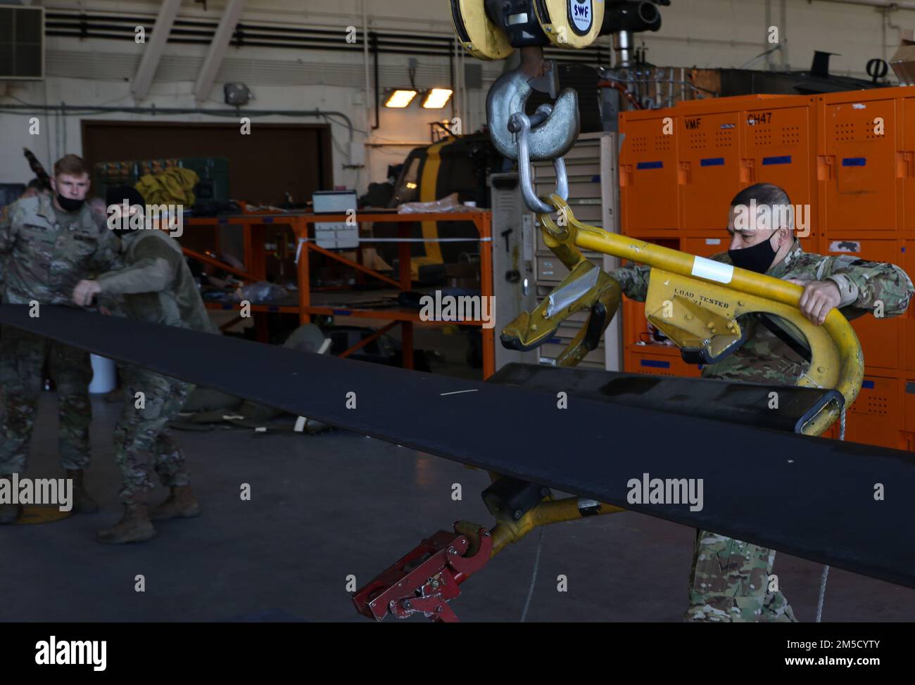 Staff Sgt. Jose A. Garcia und sein Team von CH-47 Helikopter ...