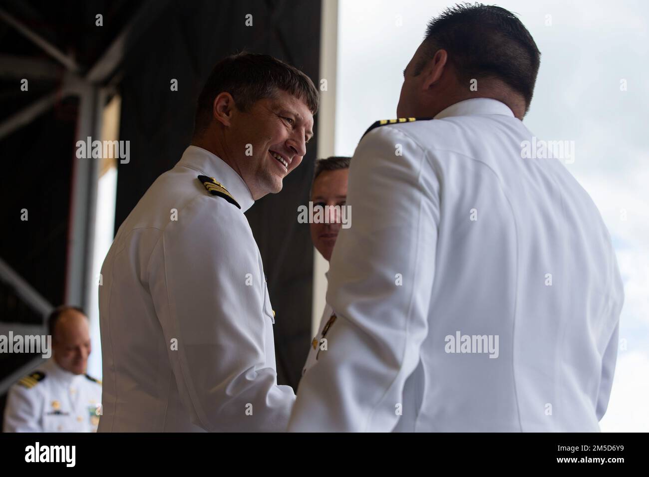 USA Navy Commander. Matthew Martin, links, abwesender Befehlsoffizier ...