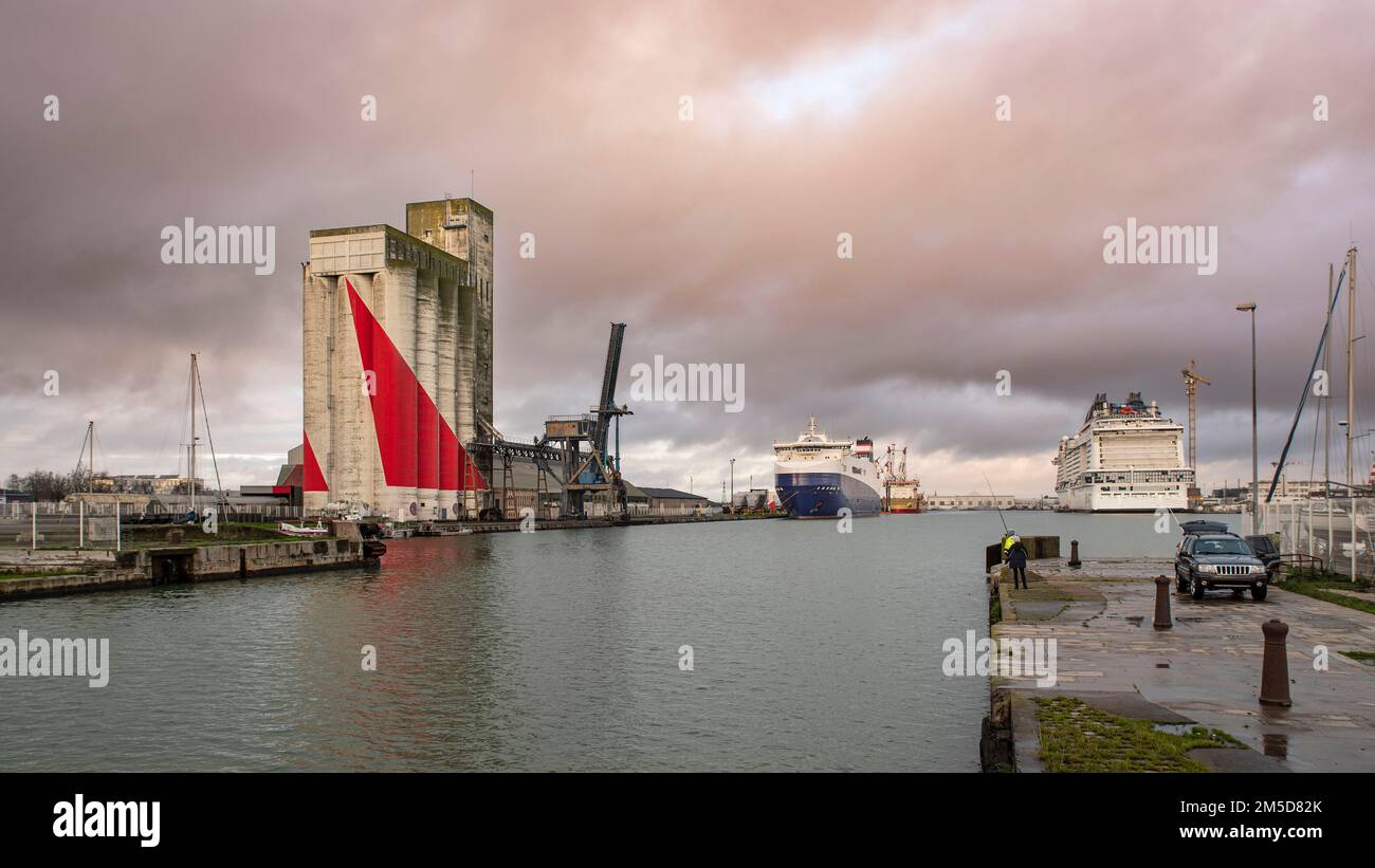 Getreidelagersilo am Kai eines Hafens in Saint-Nazaire, Frankreich, für ... Getreidelagersilo am Kai eines Hafens in Saint-Nazaire, Frankreich, für ...