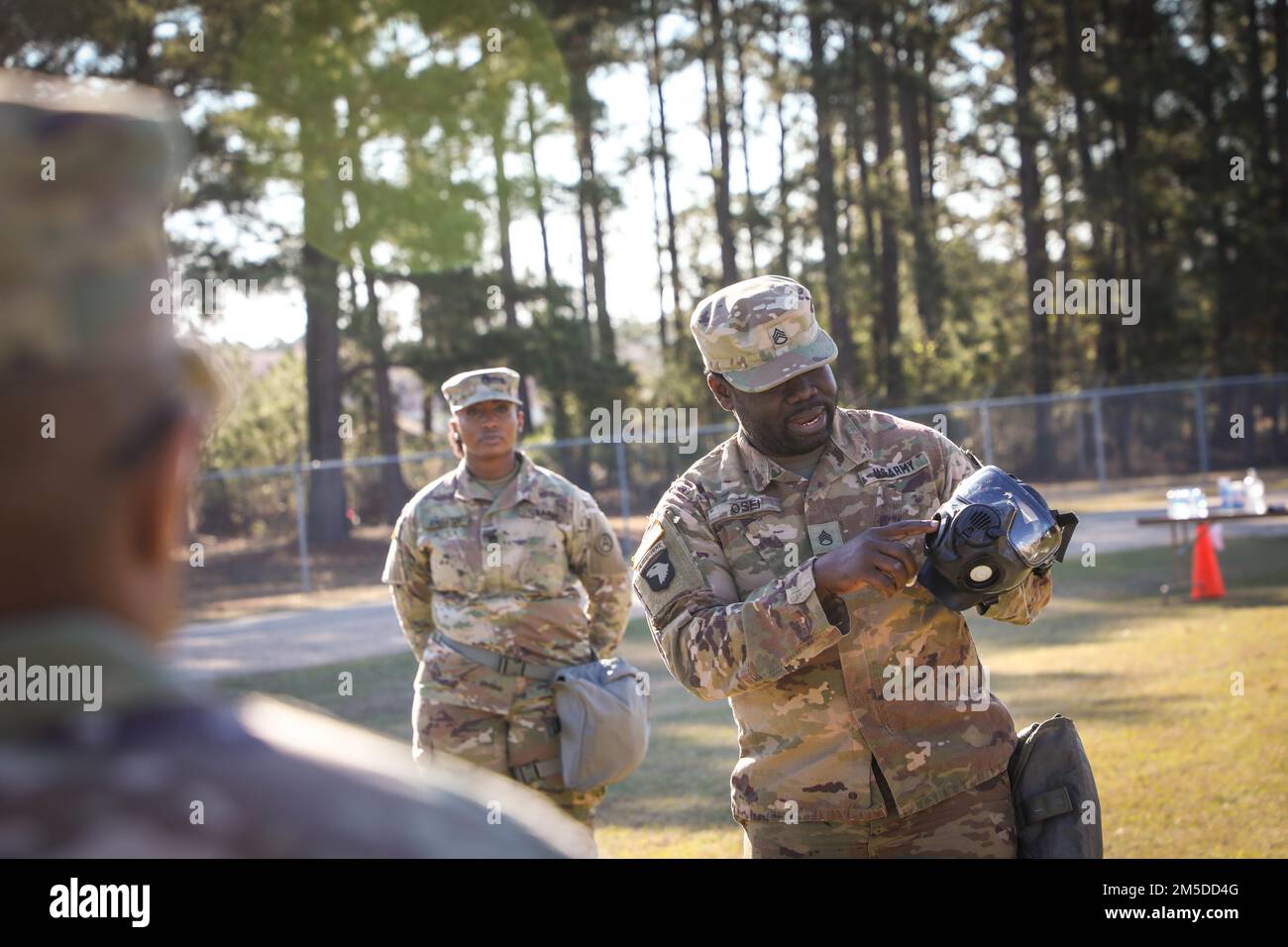 USA Army Central (USARCENT) CBRN, NCO, Staff Sgt. Kwame Osei leitet die ...