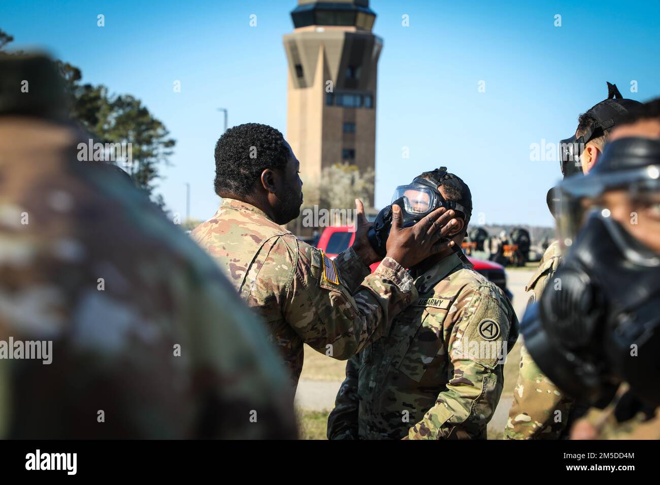 USA Army Central (USARCENT) CBRN, NCO, Staff Sgt. Kwame Osei leitet die ...