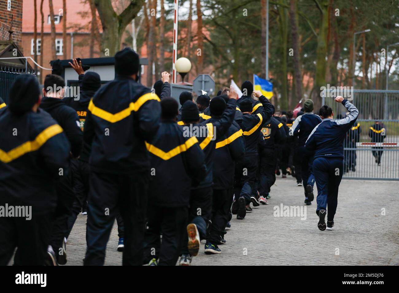 Ein polnischer Soldat und USA Soldaten, die dem 101. Brigaden ...