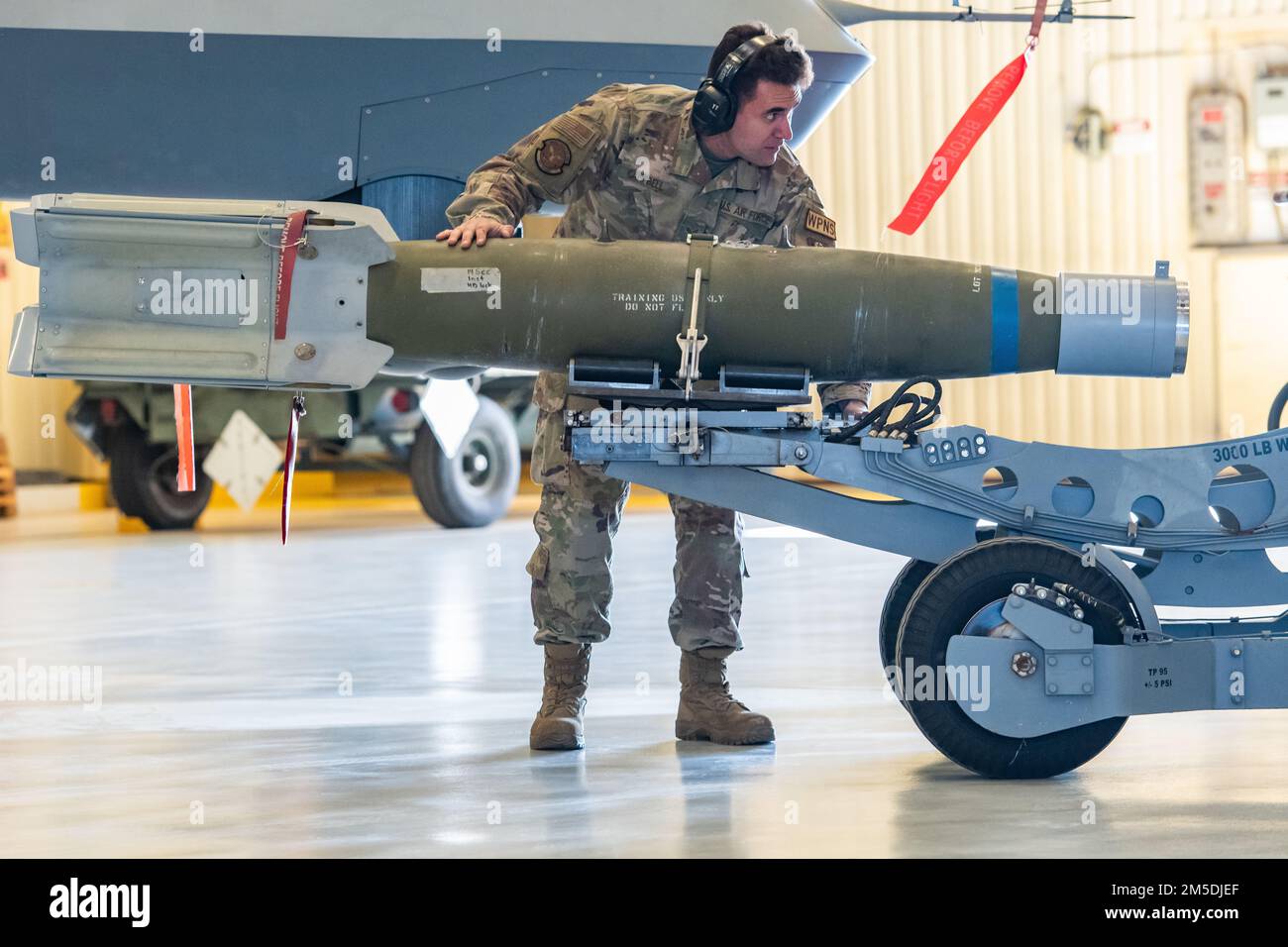 USA Air Force Senior Airman Aaron Campbell, 12. Aircraft Maintenance ...