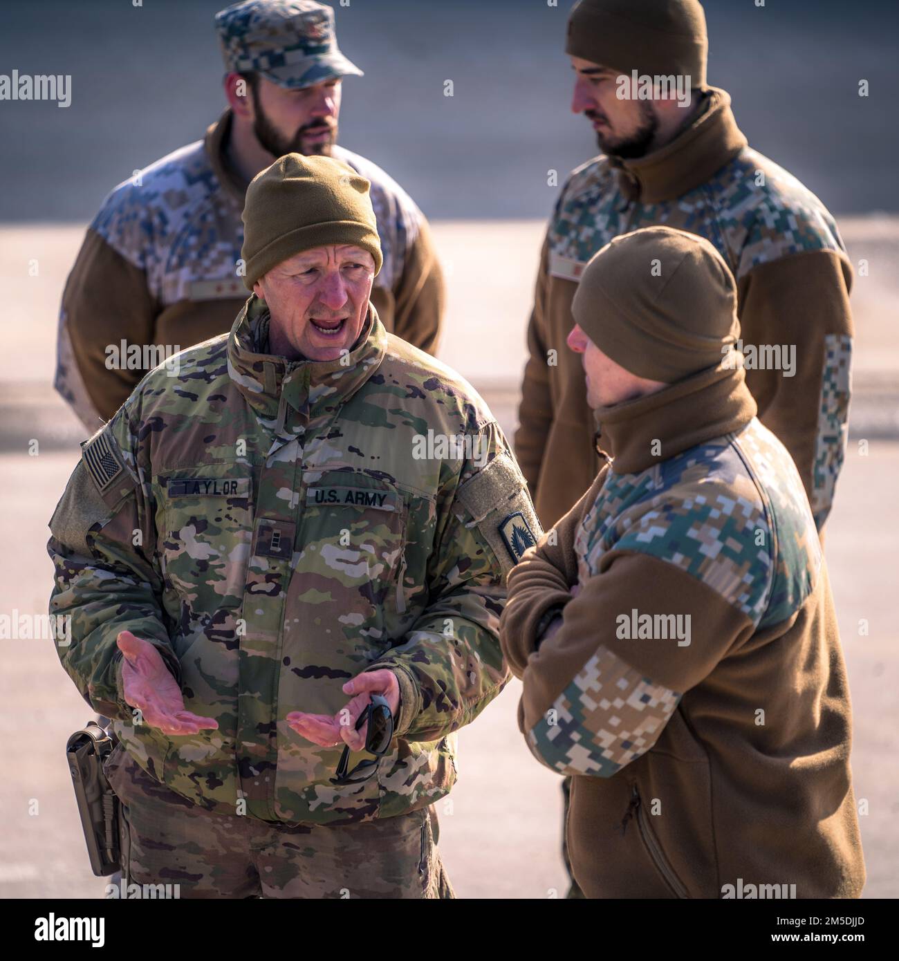 USA Army Chief Warrant Officer 3 Taylor, der der 164. Artilleriebrigade ...