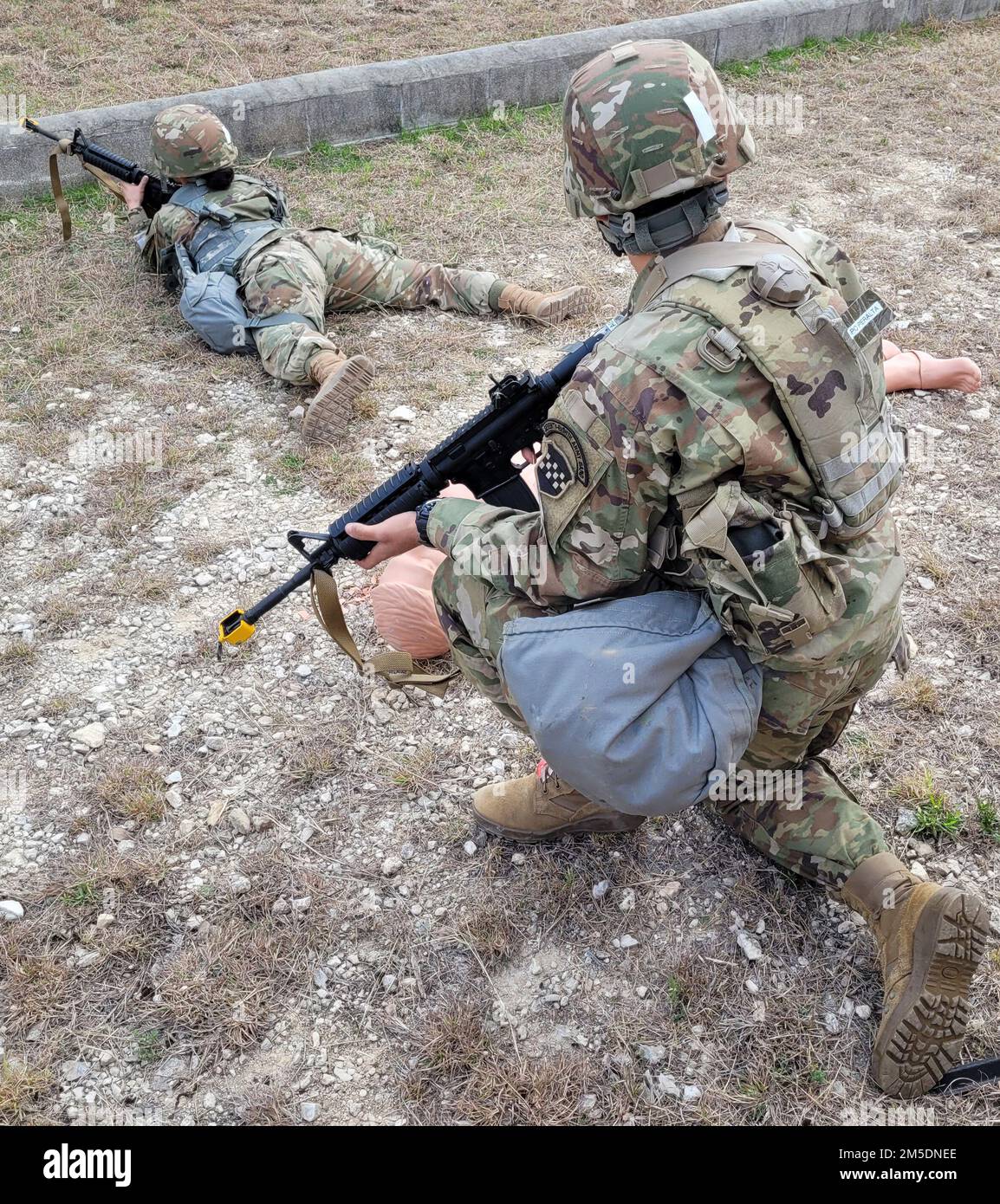 SPC. Steven Peralta, ein Flöten- und Piccolo-Spieler der 99. Readiness ...