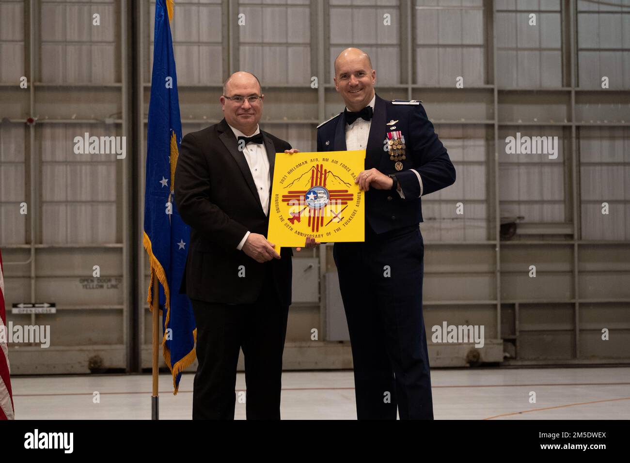 Oberst Ryan Keeney, 49. Wing Commander, präsentiert John Levitow Jr ...