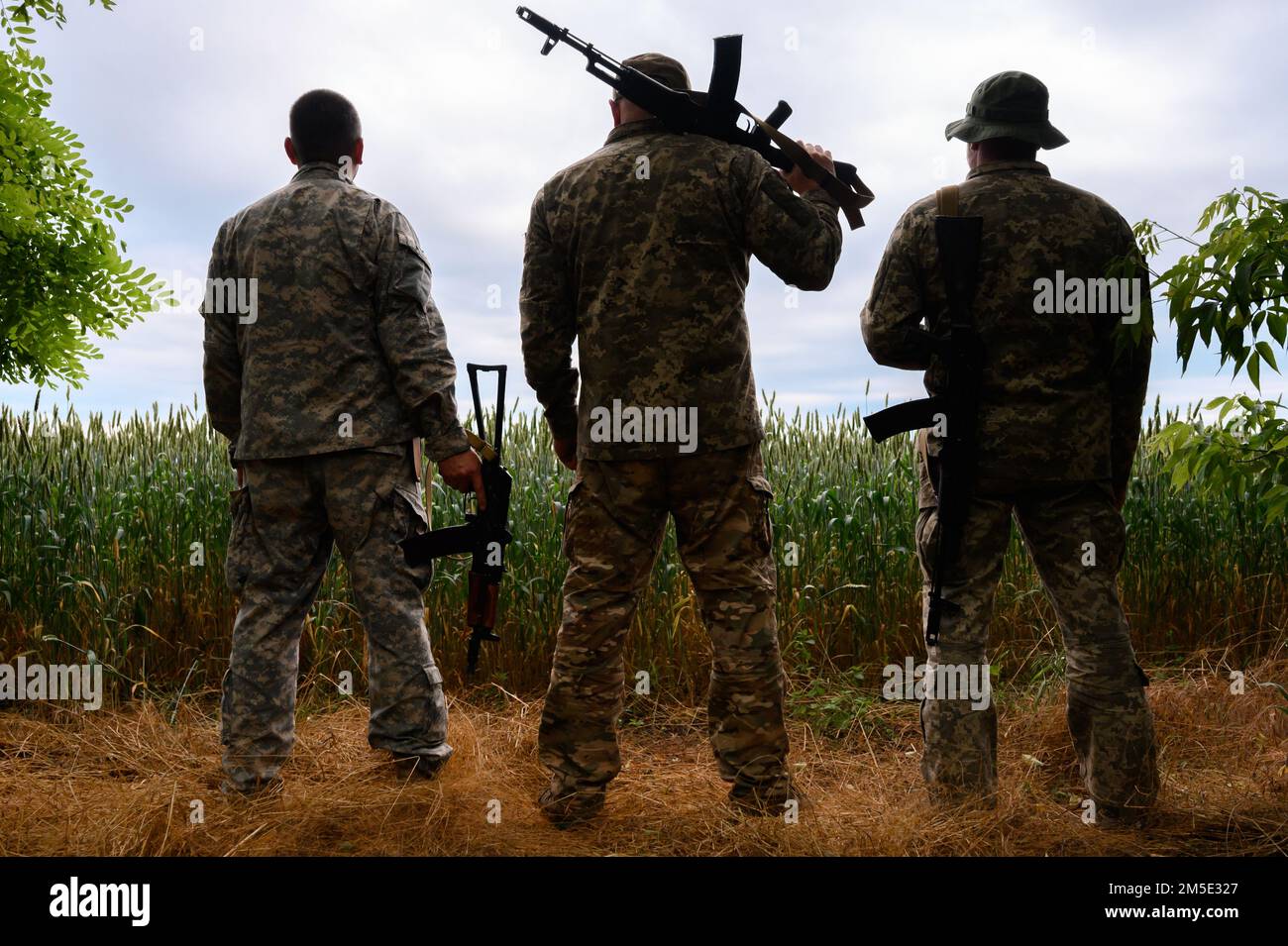 Drei ukrainische soldaten -Fotos und -Bildmaterial in hoher Auflösung ...