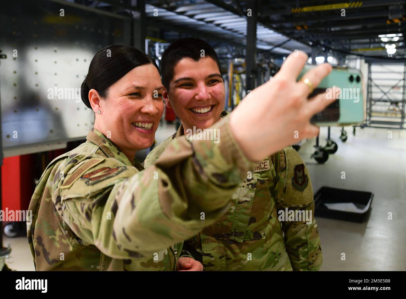 Chief Master Sgt. Chin Cox, 22. Air Force Kommandochef, macht ein ...