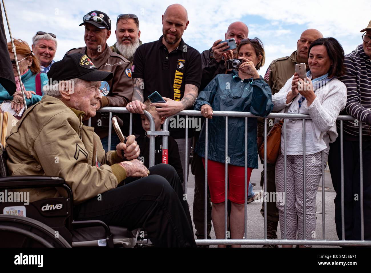 Der Veteran des Zweiten Weltkriegs, Reid Clanton, begrüßt die Menge bei ...