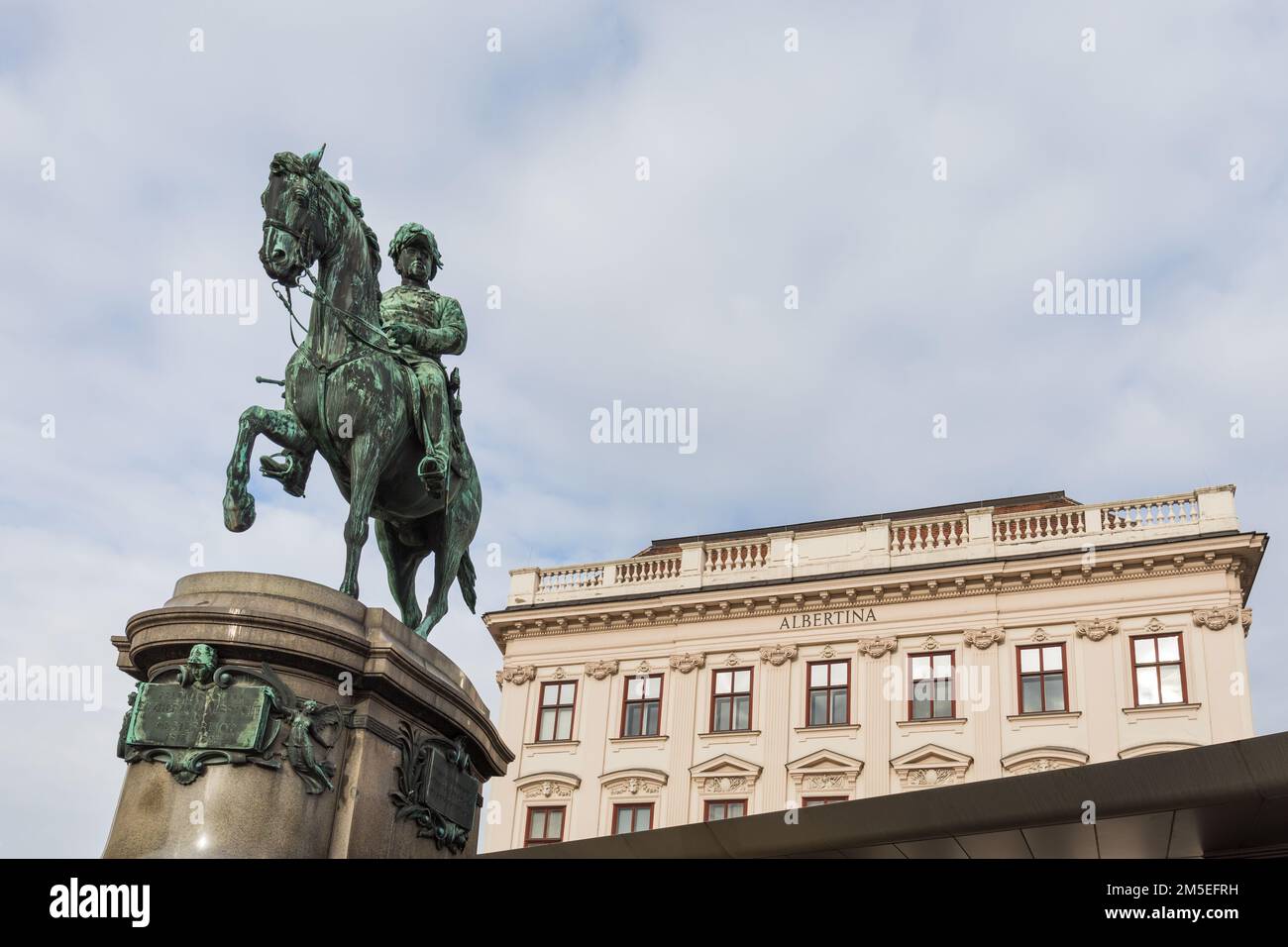Die Reiterstatue von Erzherzog Albrecht, dem Herzog von Teschen, vor ...