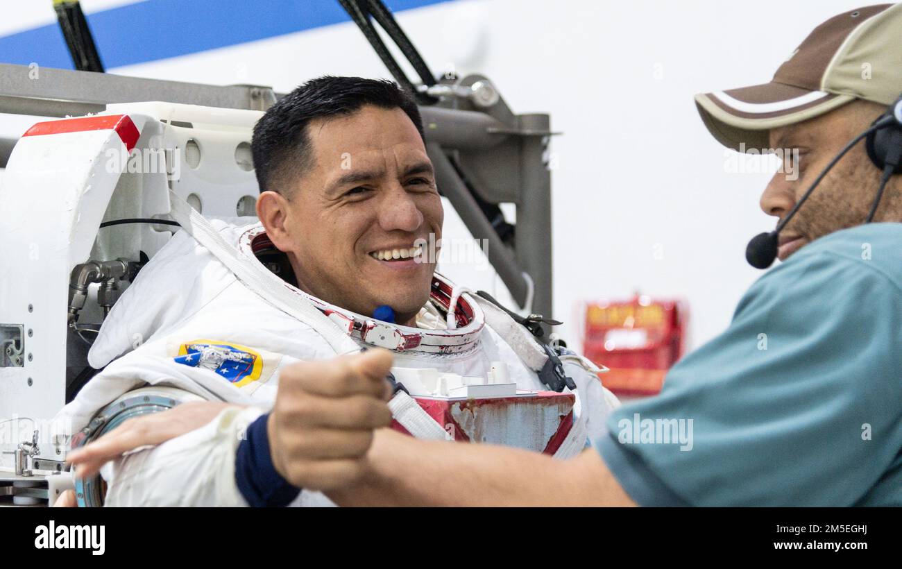 Der NASA-Astronaut Frank Rubio erhält Hilfe beim Anziehen eines ...