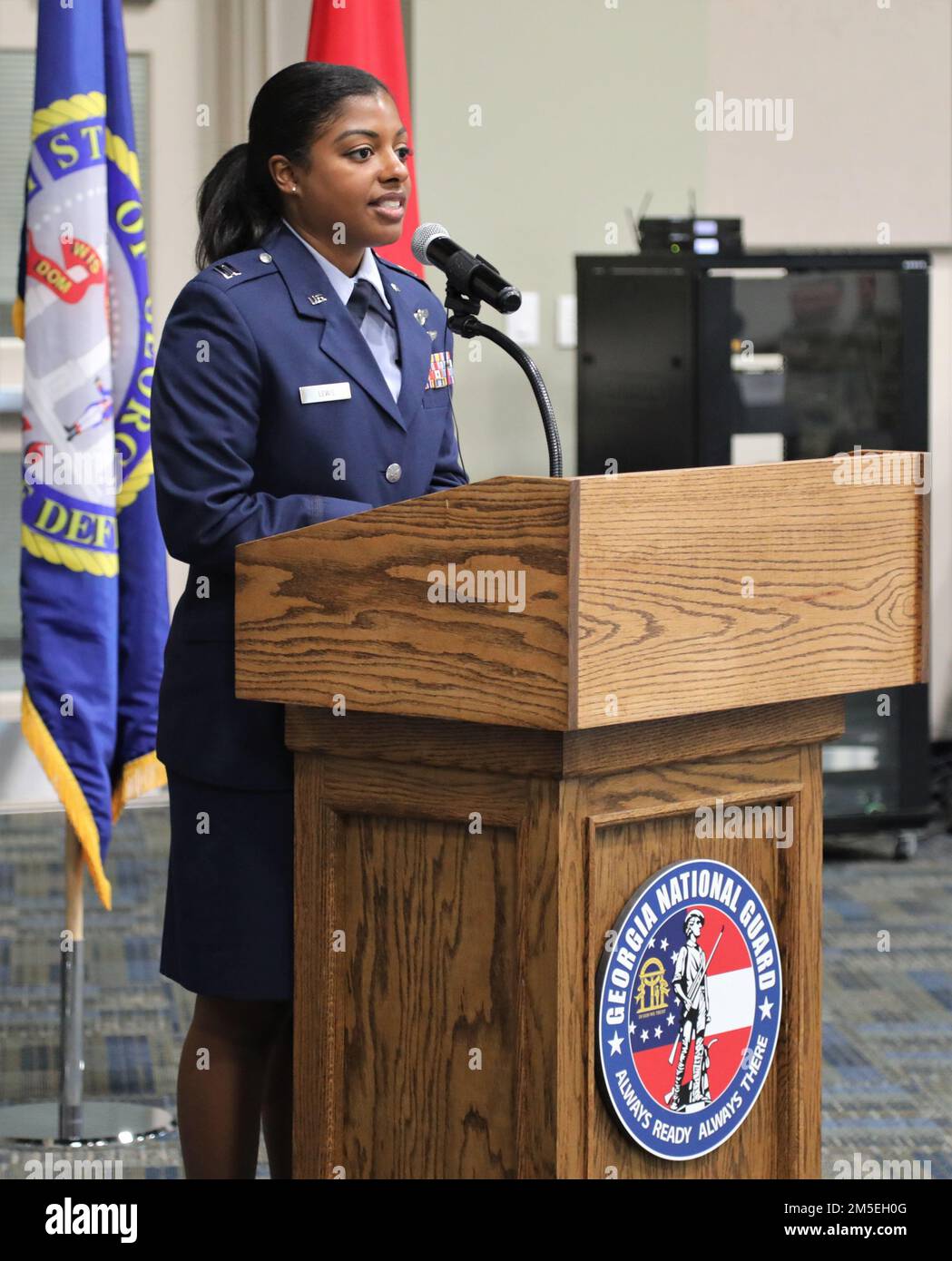 USA Air Force Capt. Andrea Lewis, eine Pilotin des 8C Joint ...
