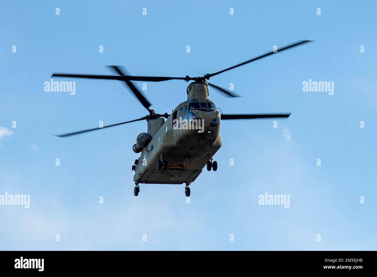 U.S. AIR FORCE ACADEMY, Colorado – an Army CH-47 Chinook from Ft. Carson fies über dem Cadet ...