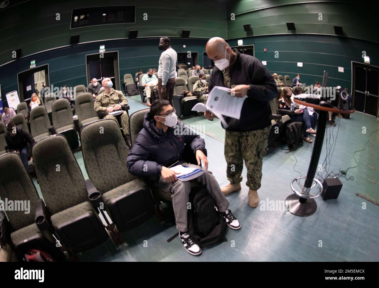 220308-N-IE405-1073 NEAPEL, Italien (8. März 2022) Bereichsorientierung ...