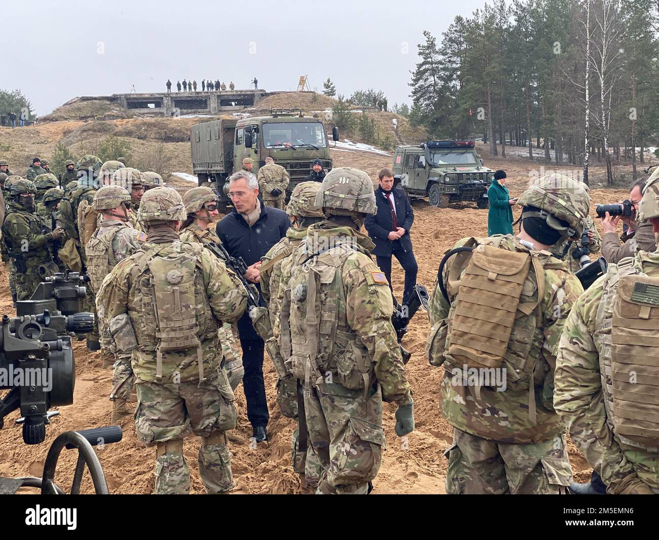 NATO-Generalsekretär Jens Stoltenberg besucht die USA Army SPC. Mya ...