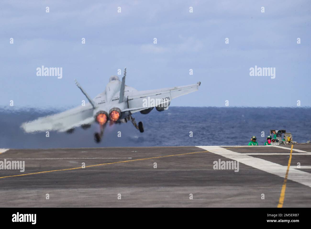 PHILIPPINE SEA (9. März 2022) ein F/A-18E Super Hornet, das den ...