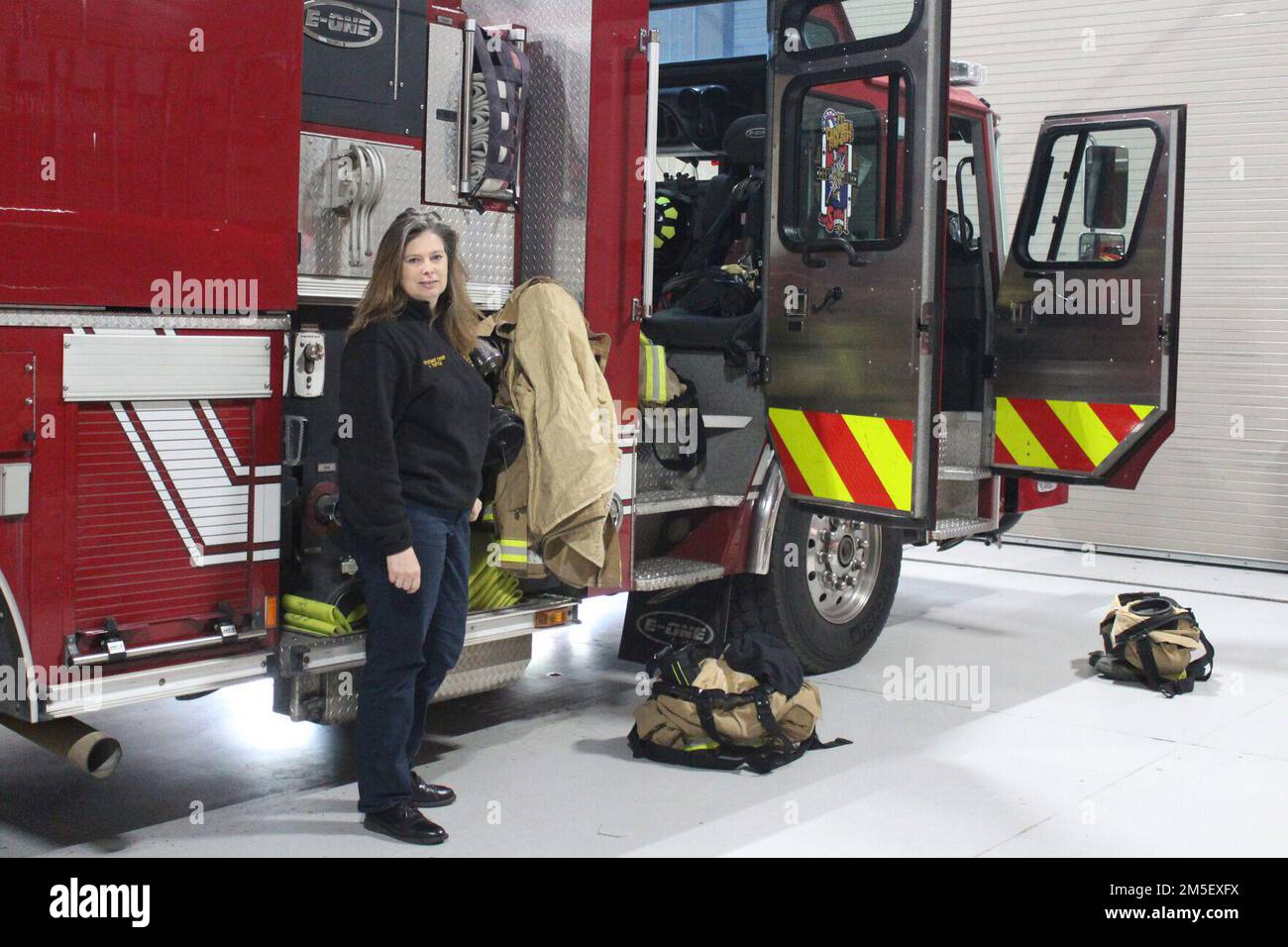 Hilary Tuttle, Assistant Fire Chief, dient der Gemeinde Fort Campbell ...